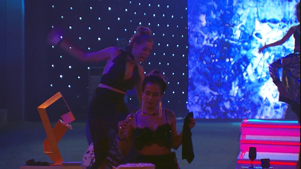Isabella cai no chão na Festa Arte BBB | casa bbb | gshow