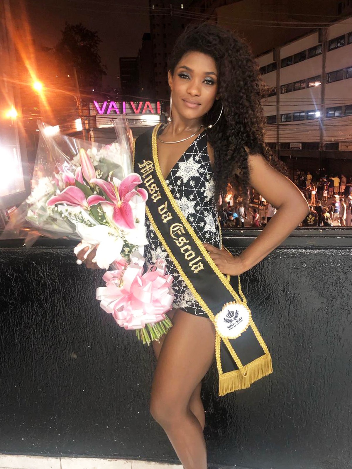 Erika Januza exibe corpão em dia de samba na Vai Vai; atriz assume o ...