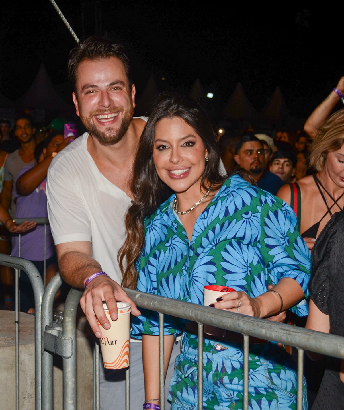 Ex-BBBs Laís Caldas comemora aniversário em show com Gustavo Marsengo ...