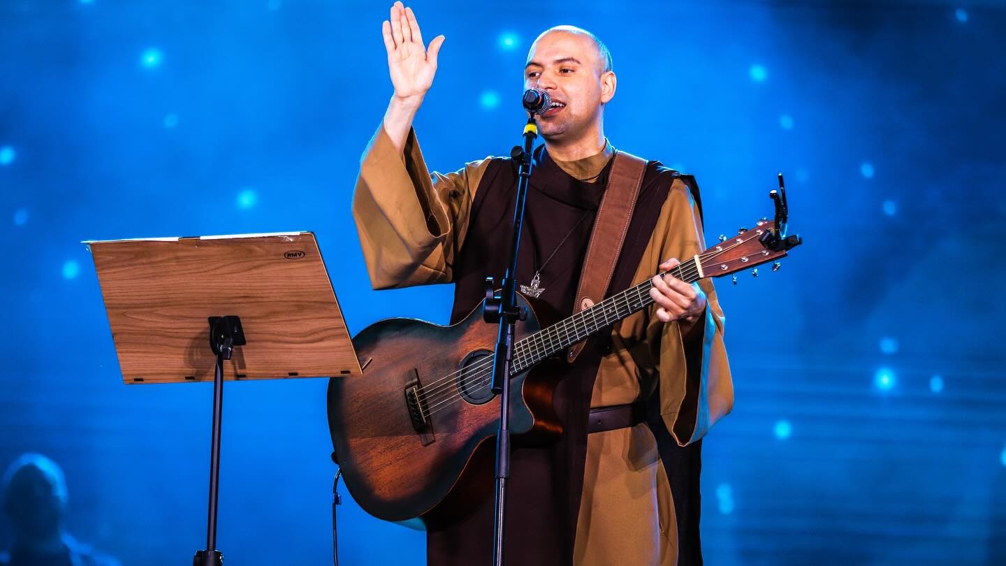 Quem é Frei Gilson? Conheça religioso que reuniu multidão na Festa do ...