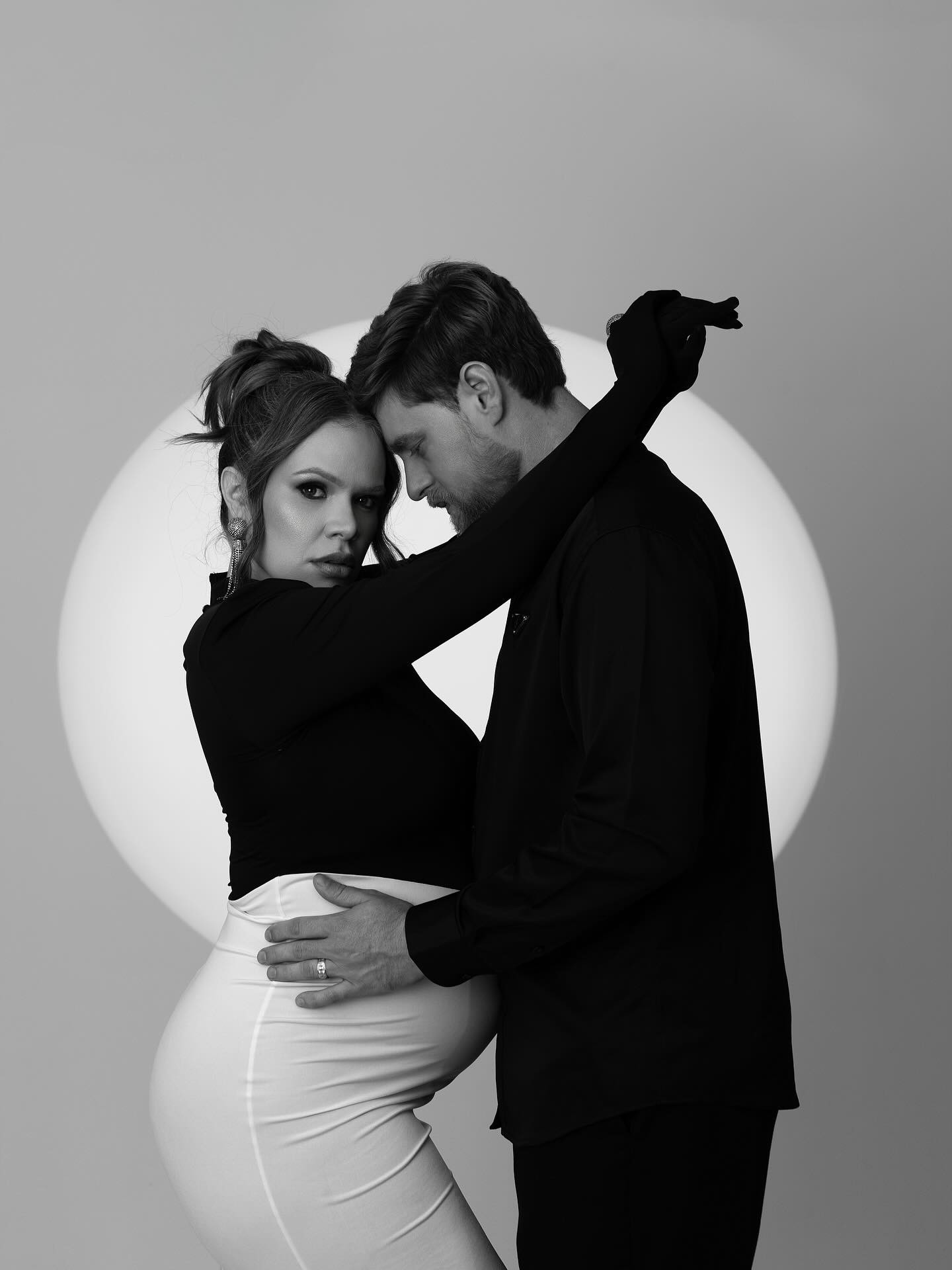 Paulinha Leitte mostra barriguinha de grávida ao lado do marido | Gshow