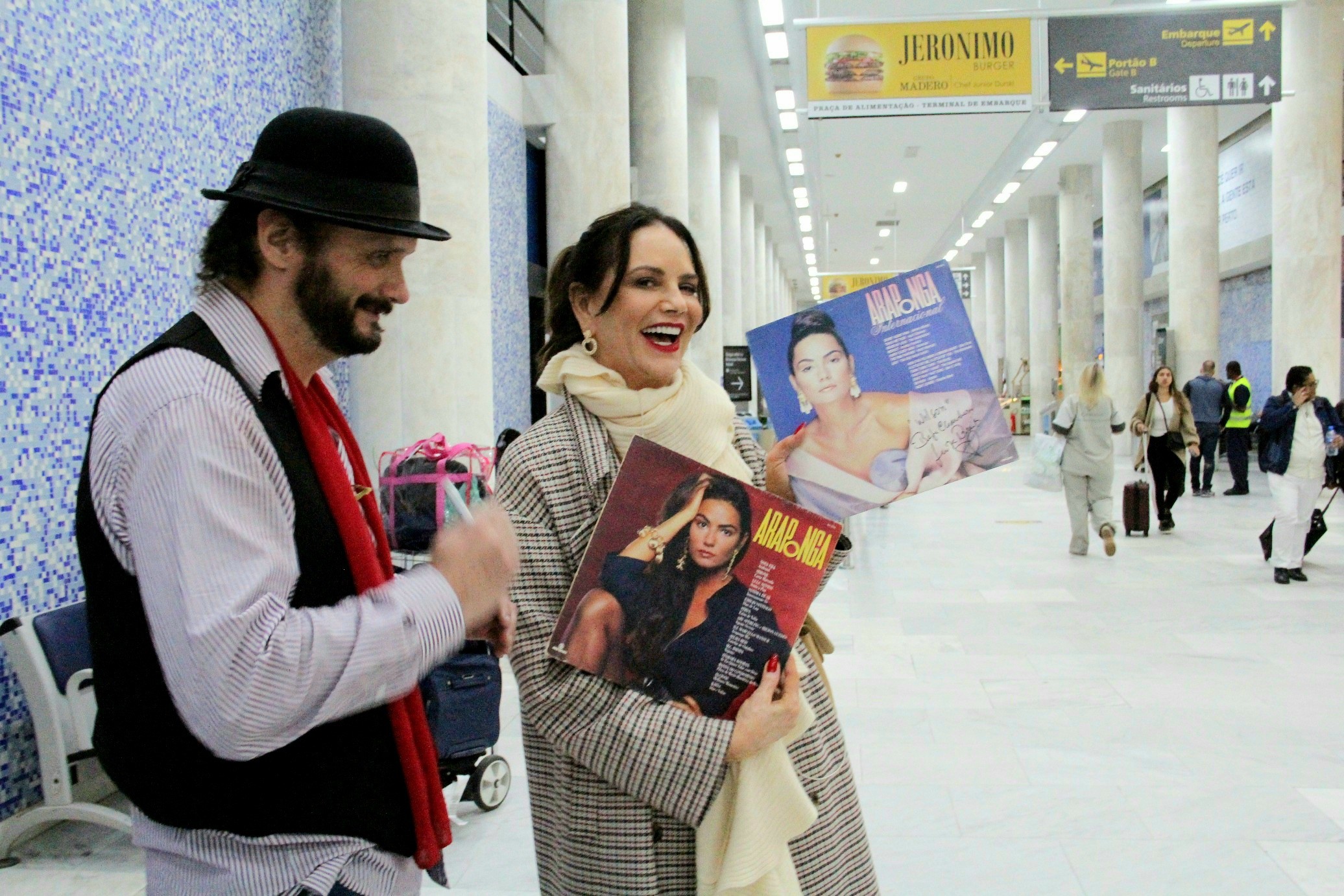Luiza Brunet é surpreendida em aeroporto por fã com discos da novela ...