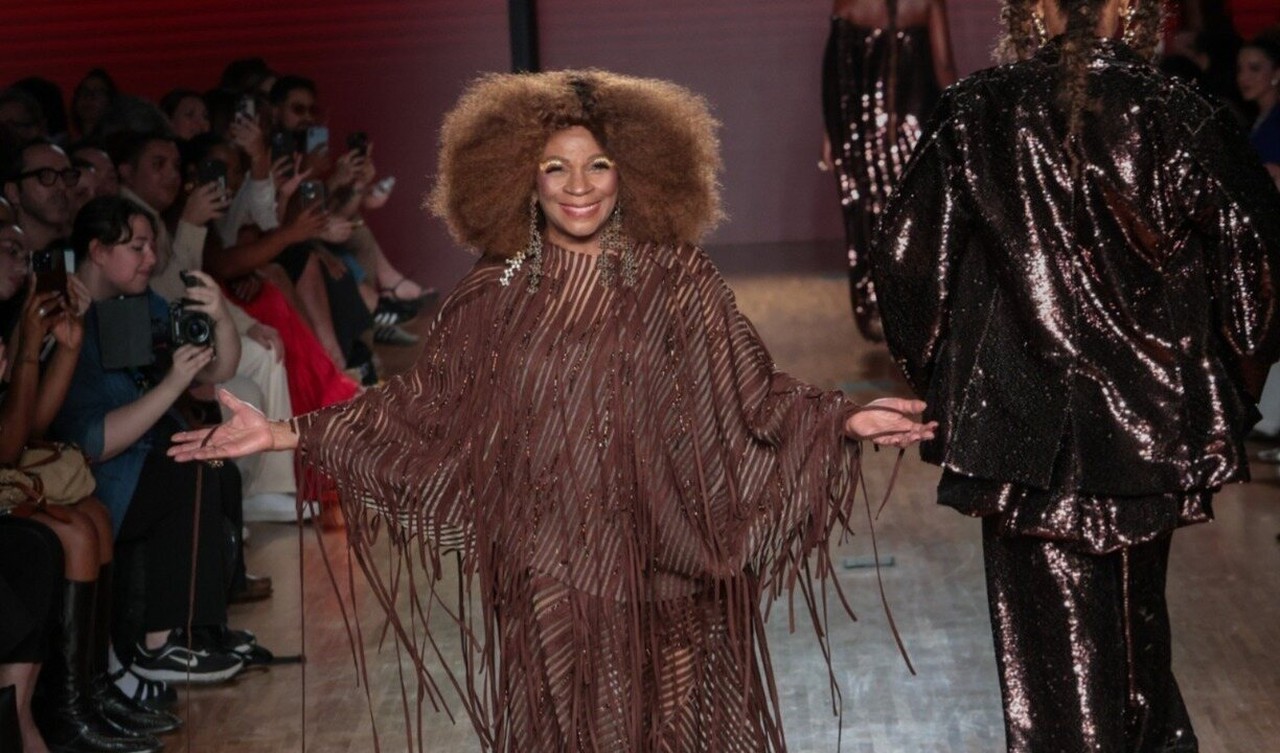 Aos 80 anos, Zezé Motta desfila pela primeira vez no SPFW e é ...