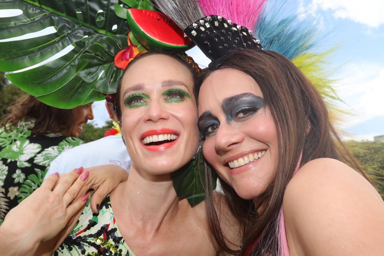 Alessandra Negrini e Mariana Ximenes arrasam no carnaval de rua de São Paulo | Carnaval | gshow