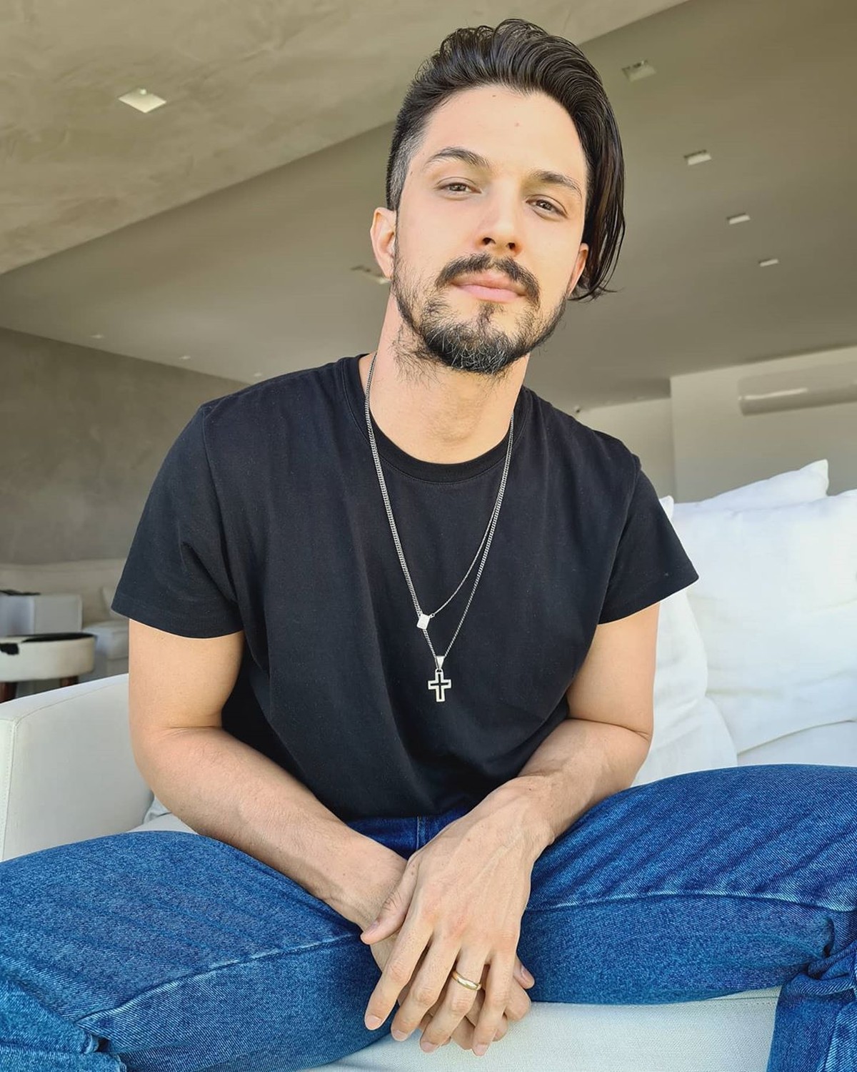 Romulo Estrela exibe novo look e reflete: 'A mudança externa mexe por ...