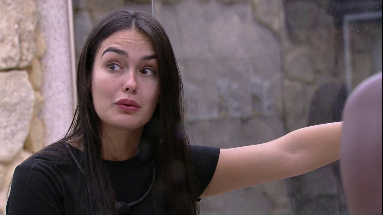 Após voltar para o BBB 23, Larissa comenta com Sarah Aline que está com ... Após voltar para o BBB 23, Larissa comenta com Sarah Aline que está com ...