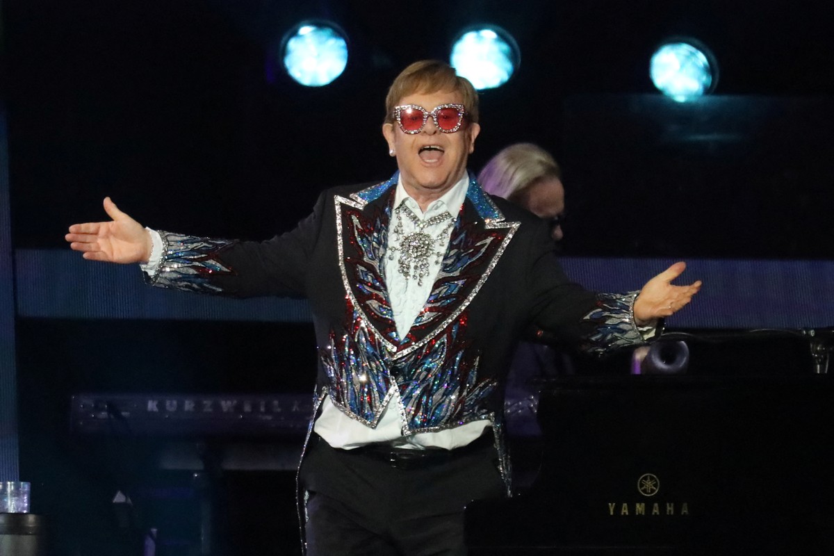 Dua Lipa vibra em dueto com Elton John no último show dele nos EUA ...