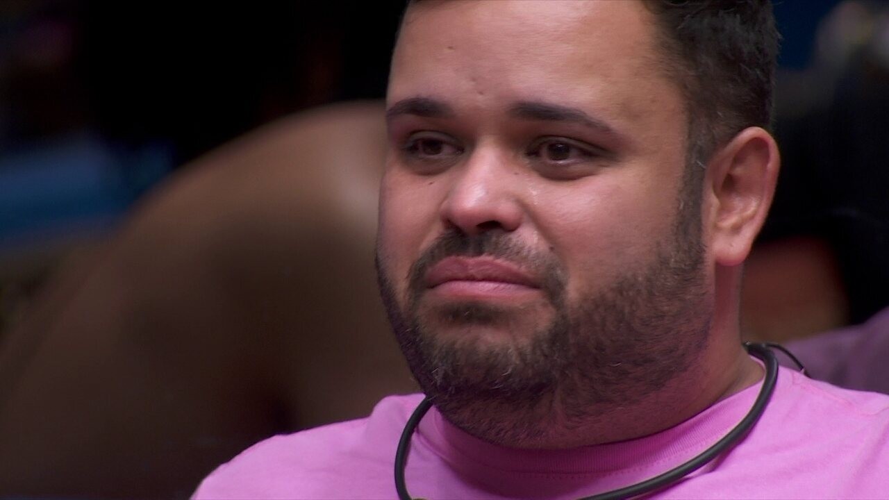 Michel, do BBB 24, chora ao contar quando conversou com a família sobre ...