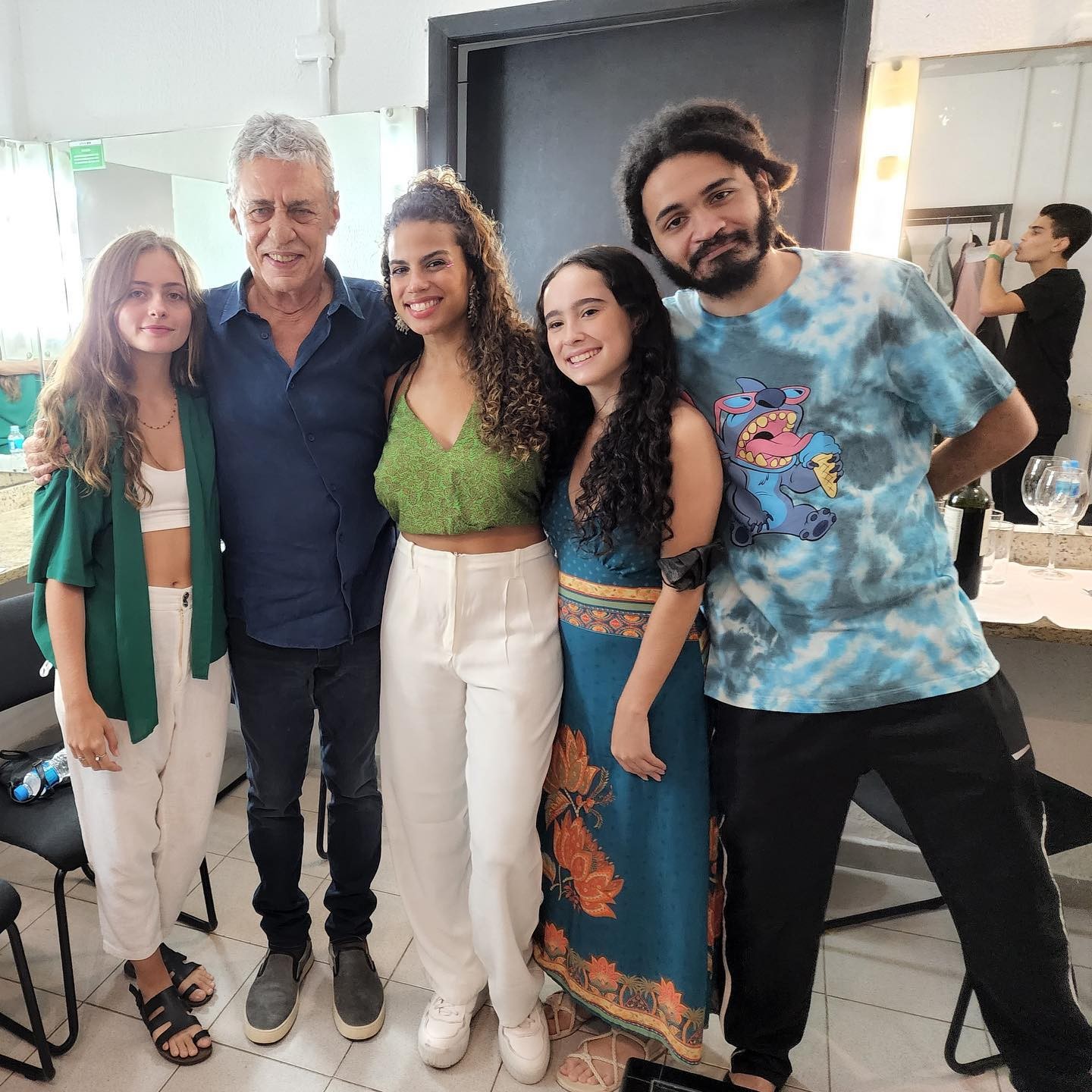 Filha de Carlinhos Brown e neta de Marieta Severo, Clara Buarque tem família repleta de famosos