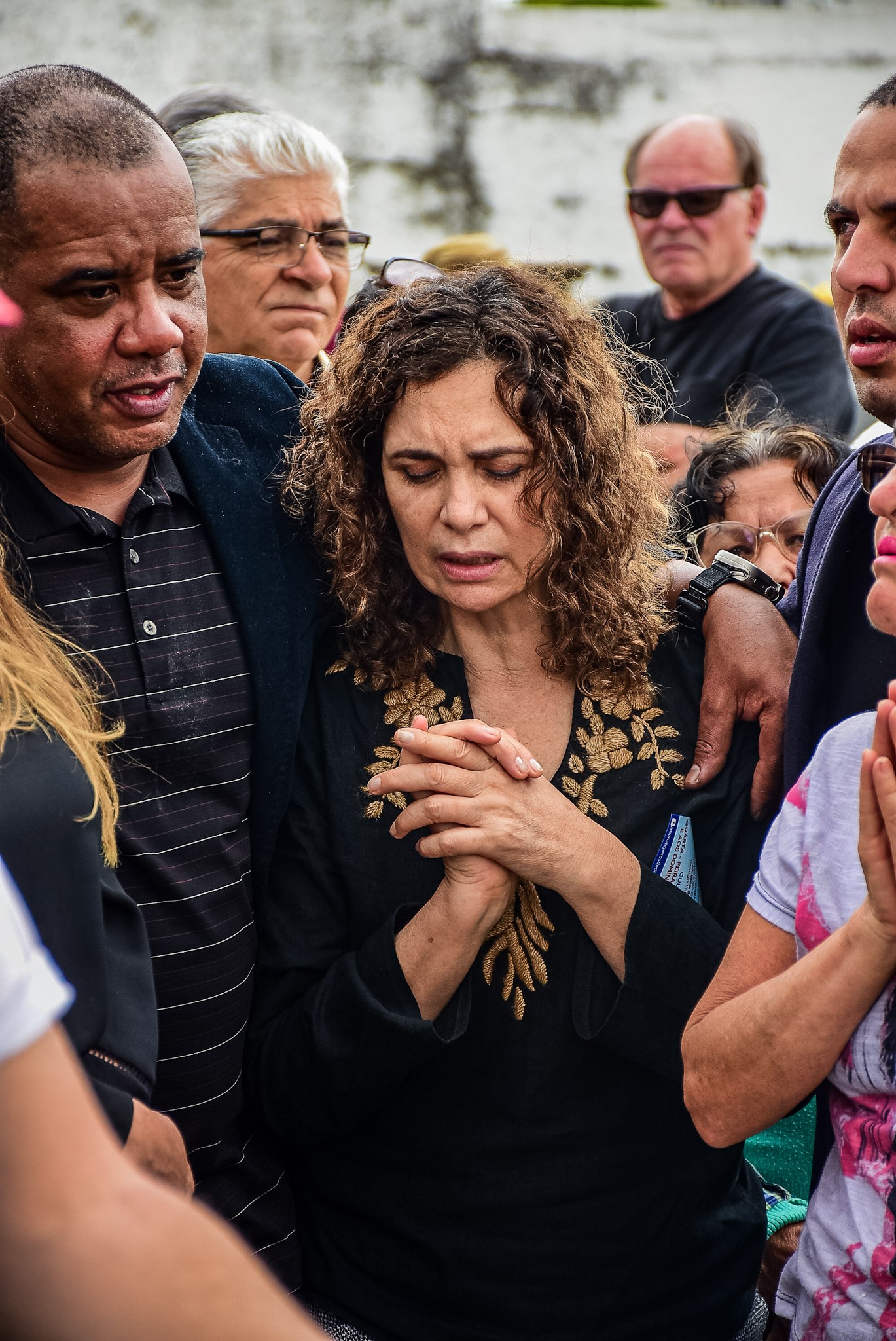 Cid Moreira é sepultado em Taubaté, e esposa é amparada em despedida ...