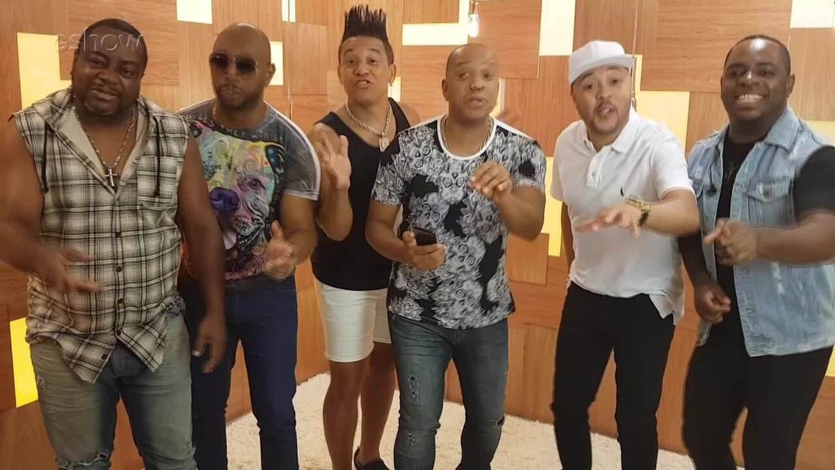 Molejo aceita desafio e canta 'Cilada' em russo | TV | gshow