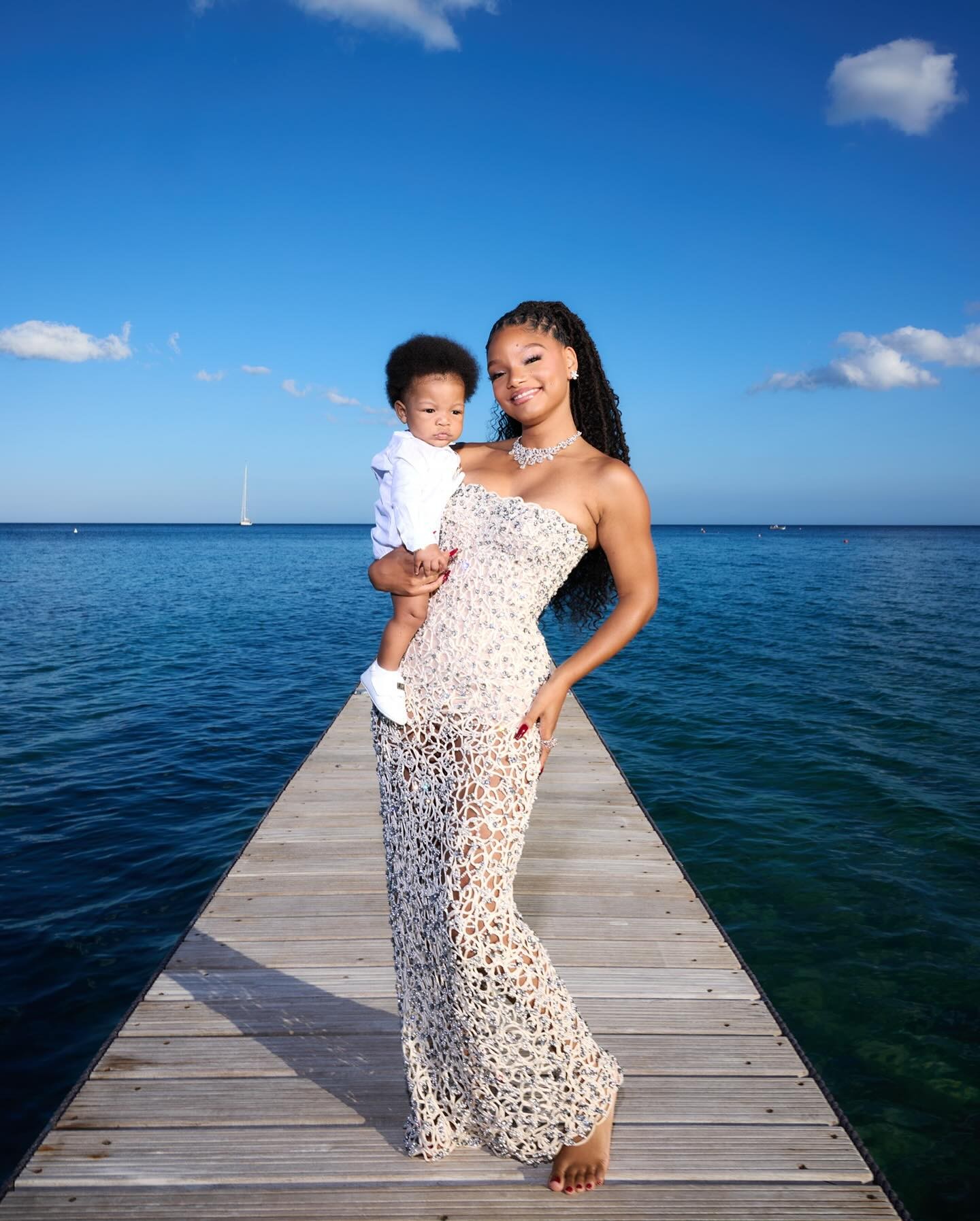 Halle Bailey mostra o rosto do filho, Halo, pela primeira vez durante ...