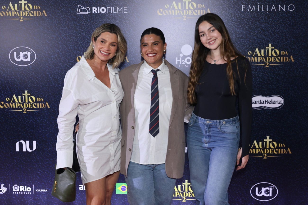 Flávia Alessandra e Taís Araujo posam com as filhas na pré-estreia de ...