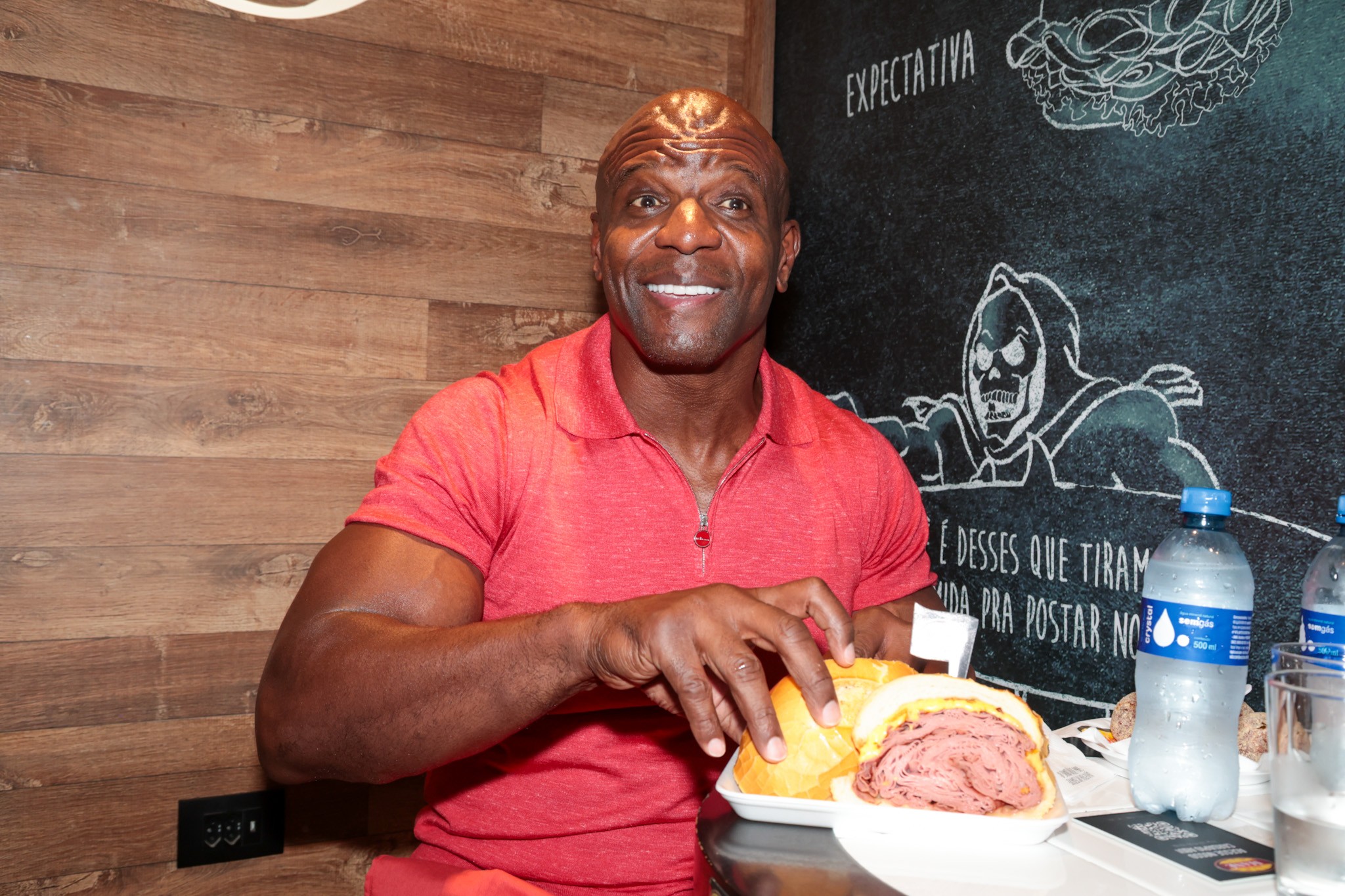 Terry Crews se delicia com sanduíche de mortadela no Mercado Municipal ...