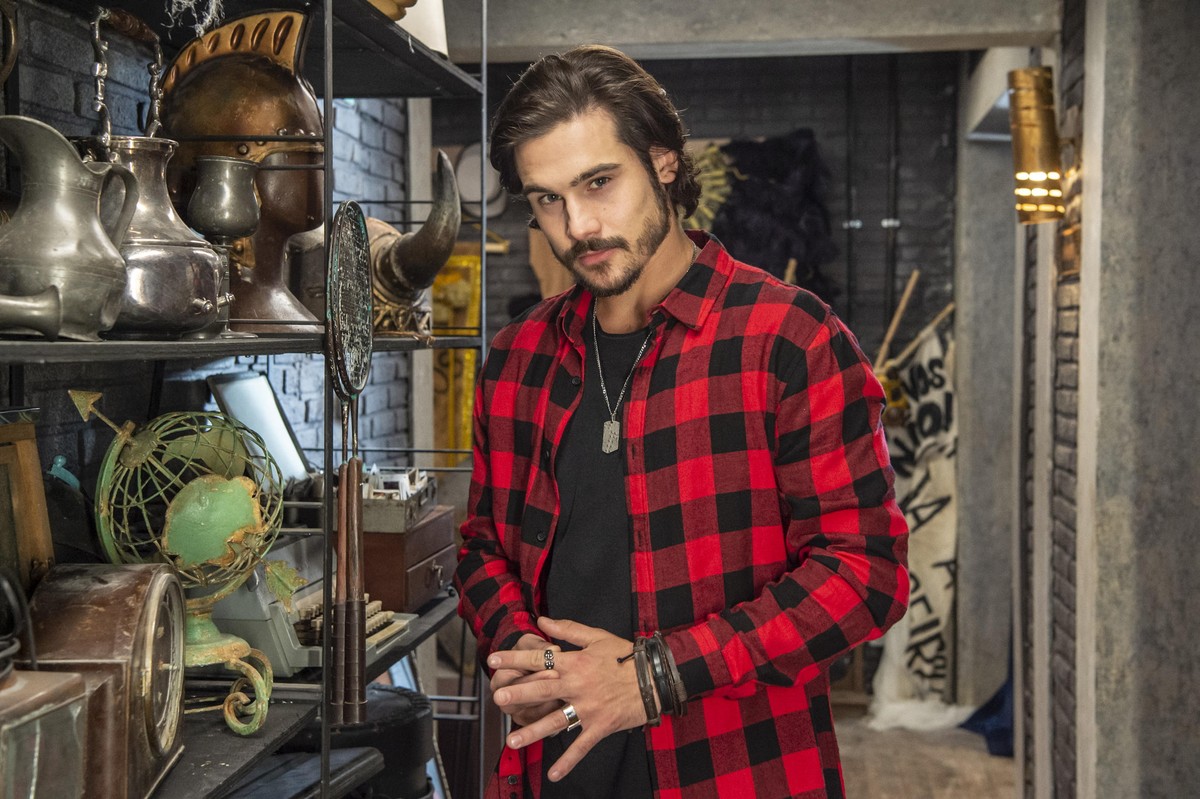 Nicolas Prattes retorna em Vicky e a Musa com mais cenas musicais e faz ...