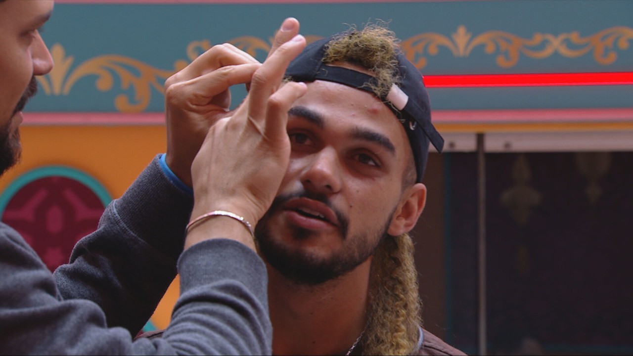 João Gabriel improvisa penteado e imita surfista no BBB 25 | dentro da casa | gshow