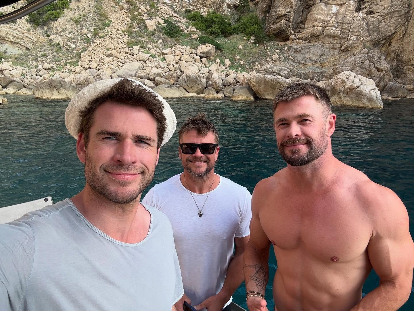Liam Hemsworth celebra os 42 anos de Chris Hemsworth e provoca: 'Espero ter o abdômen como os ...