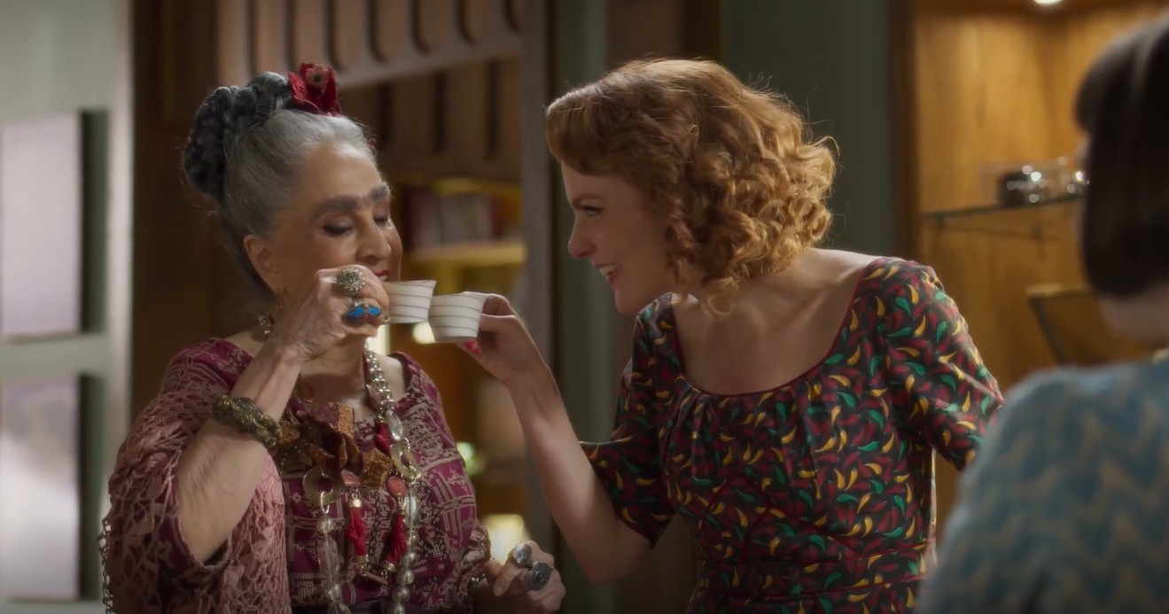 Garota do Momento: Eugênia livra Teresa de envenenamento | Gshow