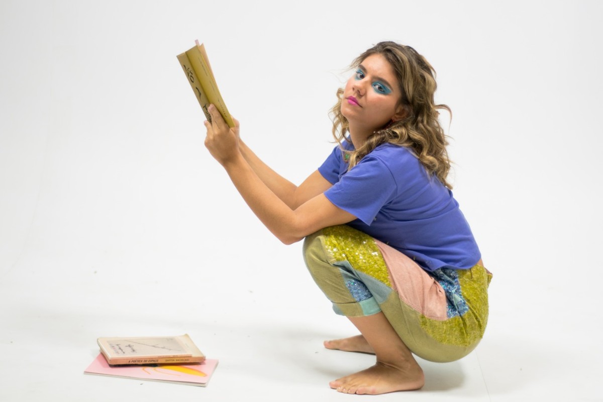 Dora de Assis se revela em livro que compila poesias autorais: 'Escrevo ...