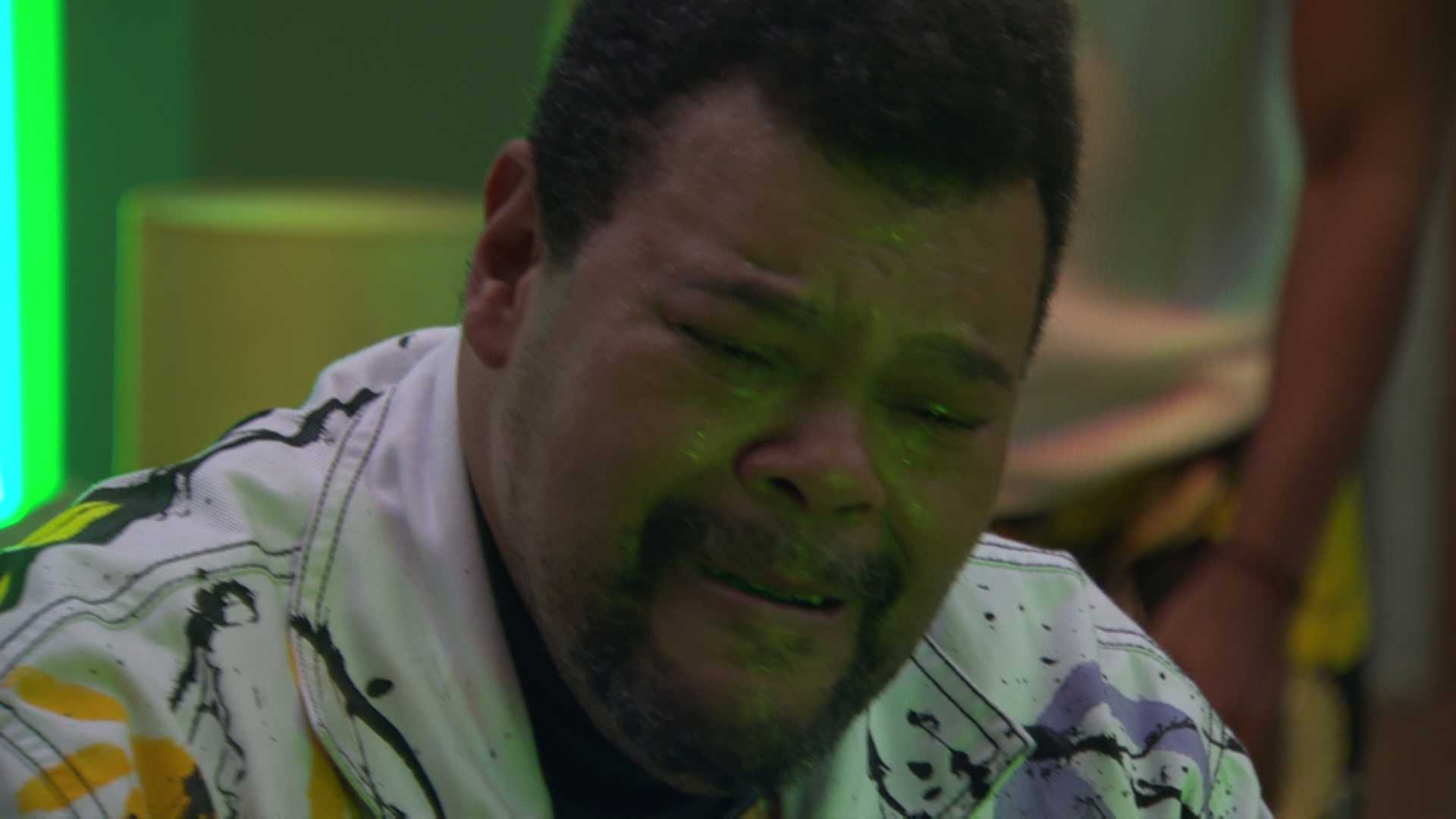 Babu Santana chora copiosamente ao ver itens pessoais em sua primeira ...