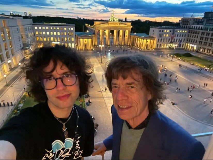 Lucas Jagger posta foto com o pai, Mick Jagger, em Berlim | Gshow