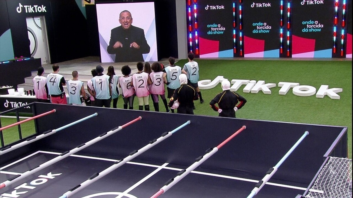 Em ação do TikTok, brothers jogam partida de 'pebolim humano' narrada ...