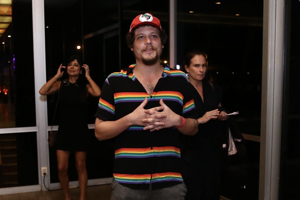 Em rara aparição, Chico Chico, filho de Cássia Eller, marca presença em ...