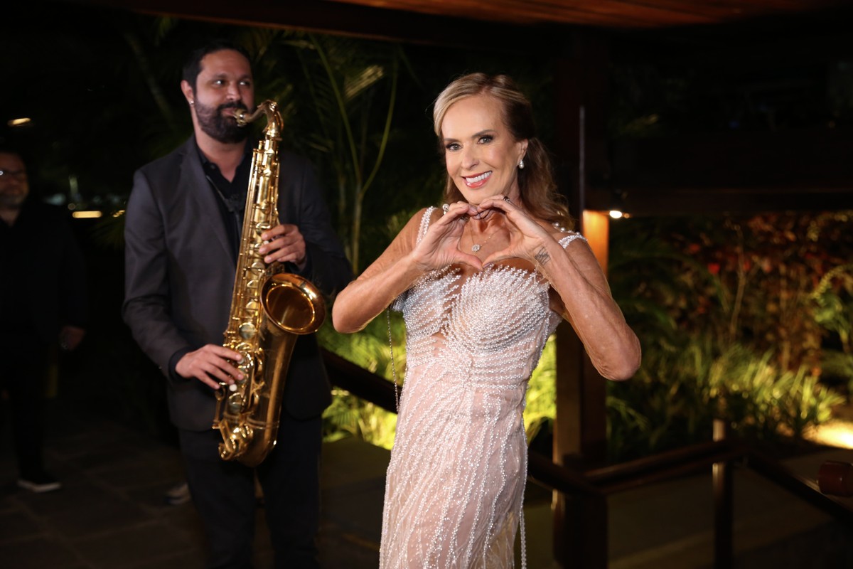 Helô Pinheiro surpreende com aparência jovial em festão de 80 anos ...