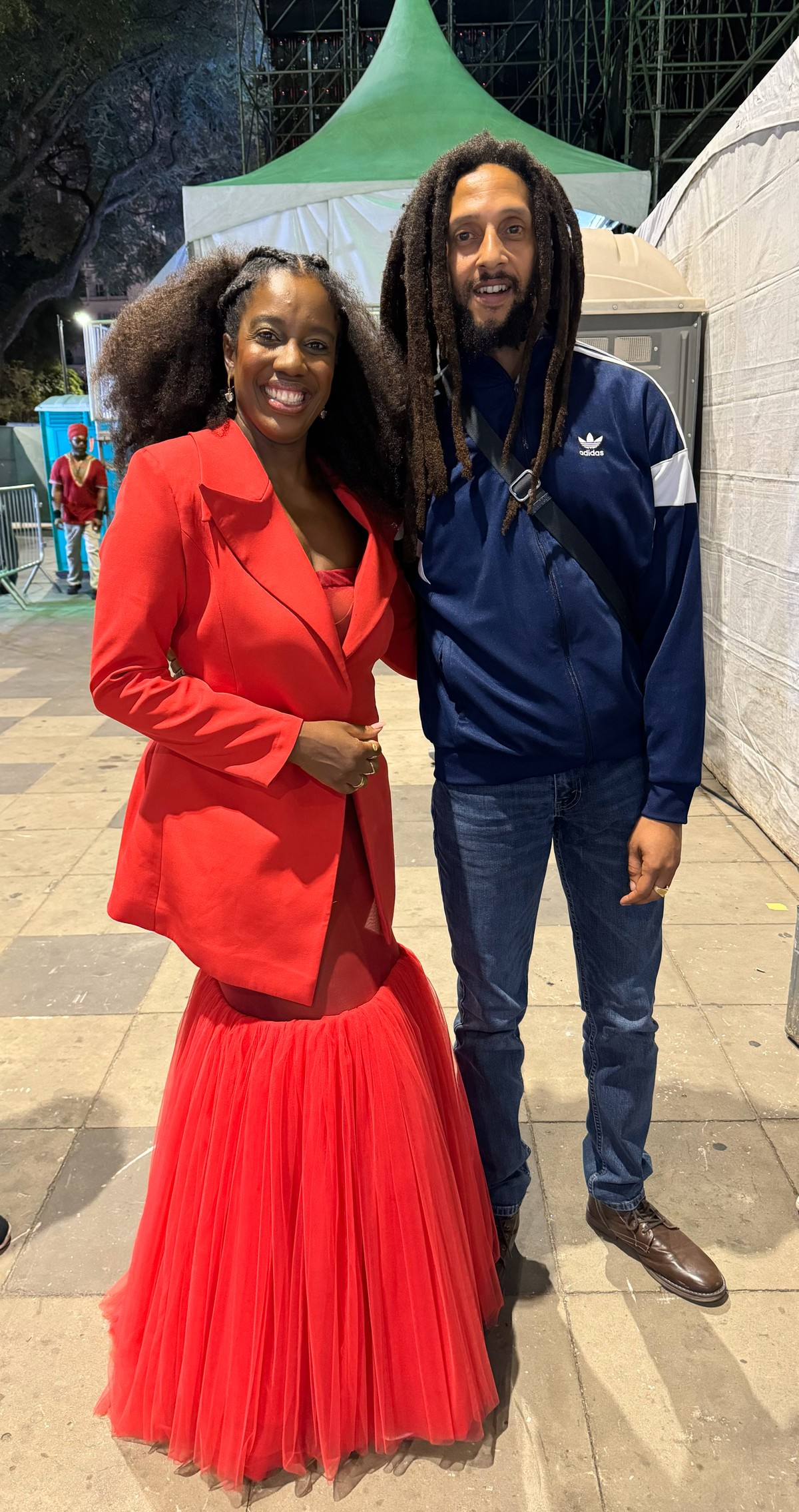 Maria Gal posa com filho de Bob Marley, Julian, nos bastidores da ...