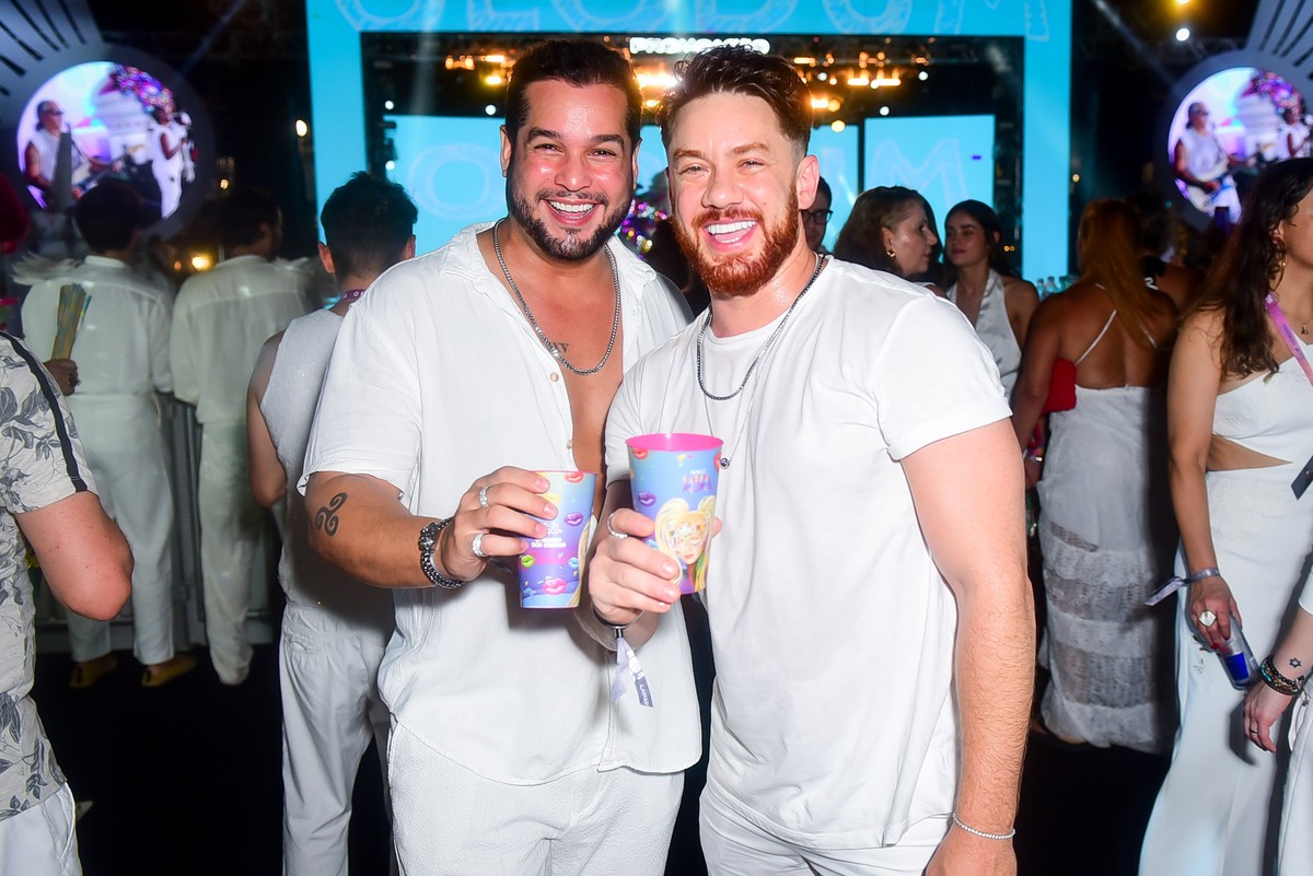 Leonardo Miggiorin curte navio da Xuxa com o namorado, João Victor Amado | Famosos | gshow