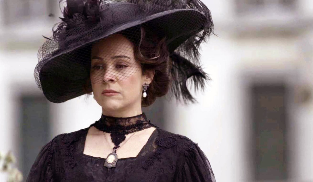 Julieta, personagem de Gabriela Duarte, visita o túmulo do marido e ...