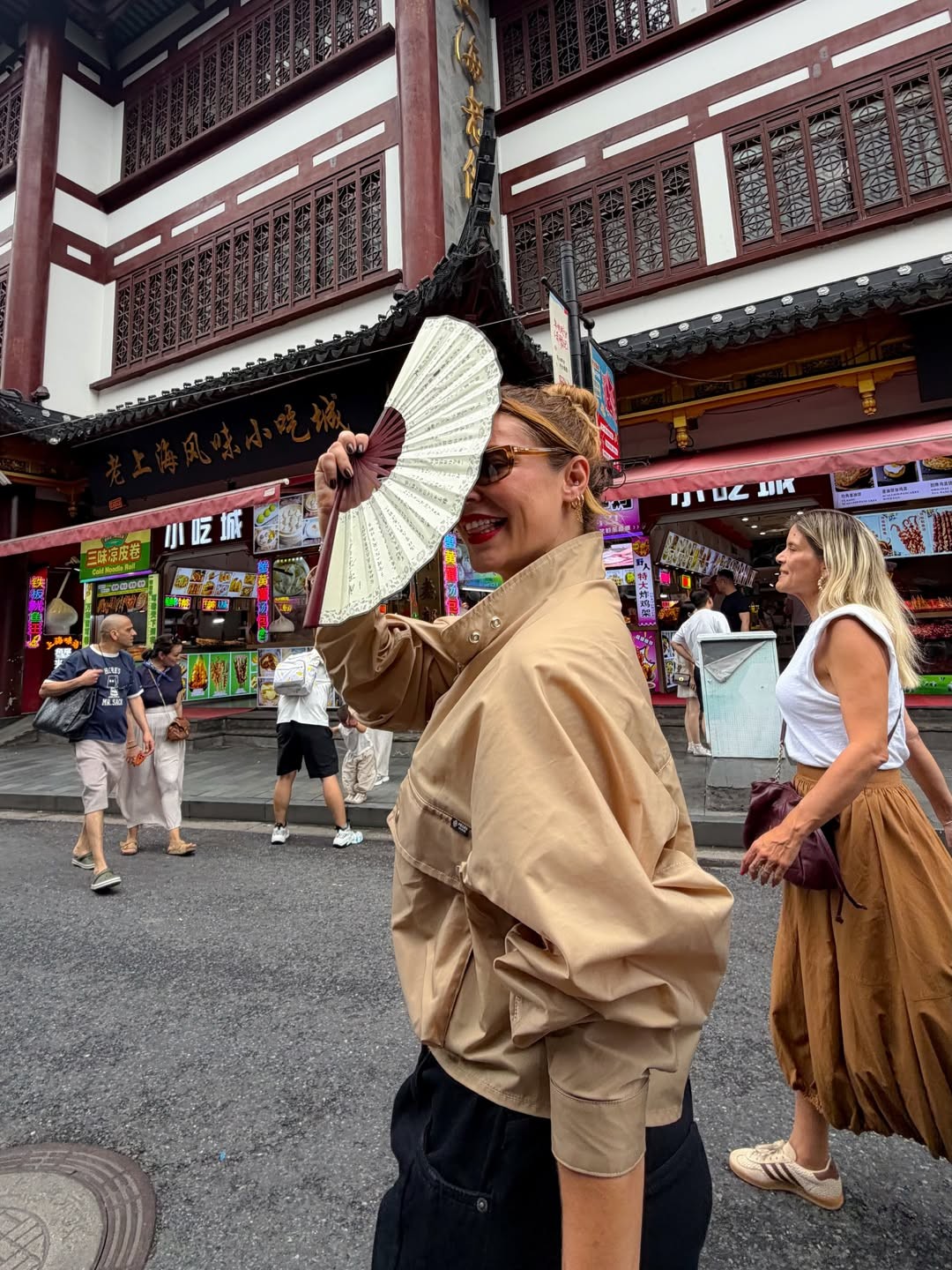 De férias, Paolla Oliveira abre álbum de fotos em Shangai, na China | Gshow