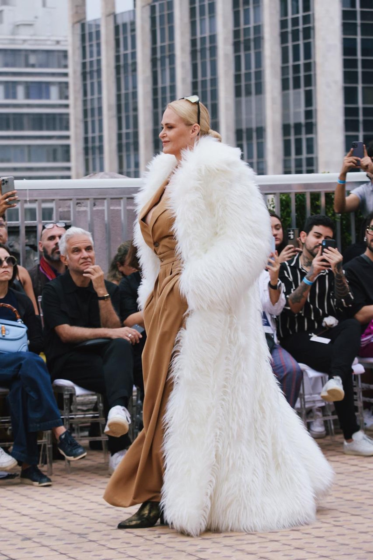 Claudia Liz, ex-top model dos anos 90, volta a desfilar no SPFW: 'Tem ...