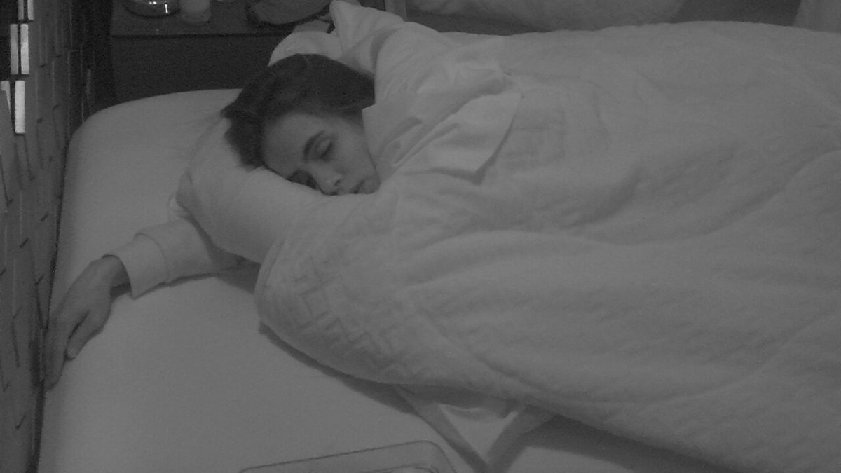 Carolina dorme sozinha no Quarto Ouro | casa bbb | gshow