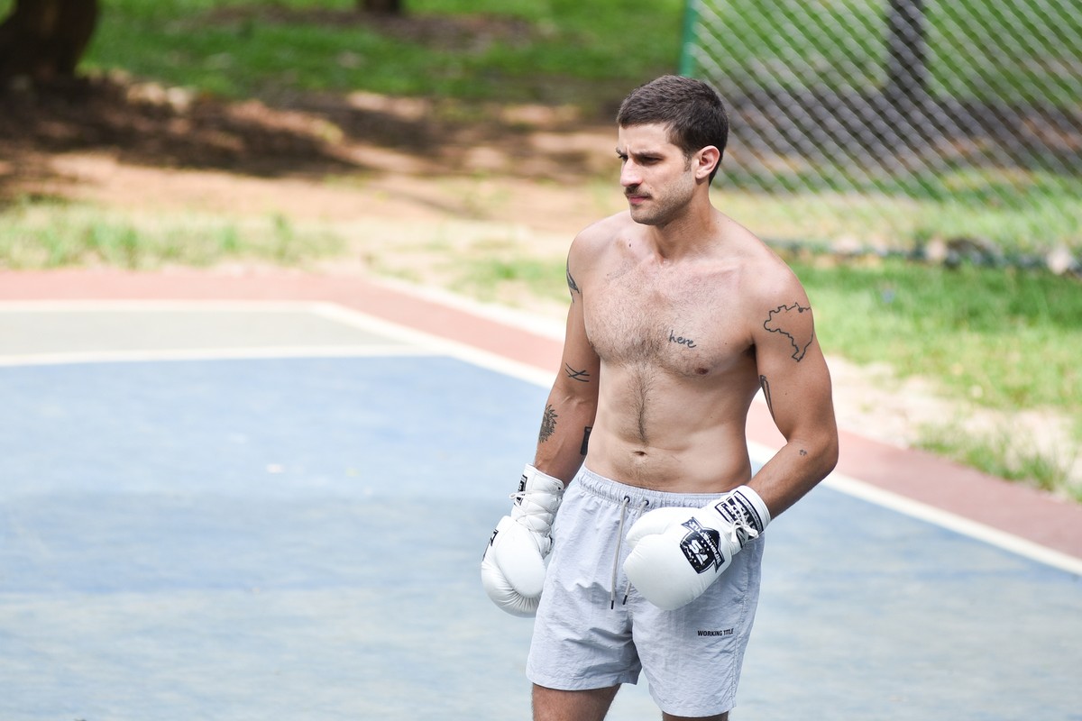 Sem camisa, Chay Suede treina pesado ao ar livre em dia de calor ...