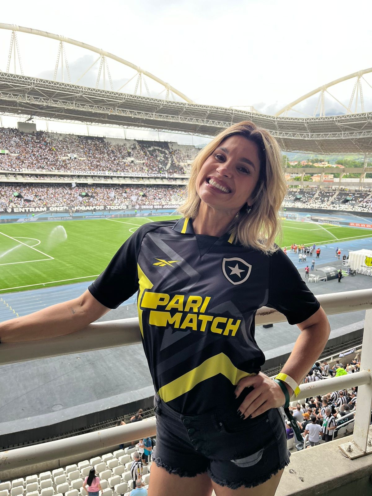 Flávia Alessandra vai ao Engenhão em família torcer pelo Botafogo na ...