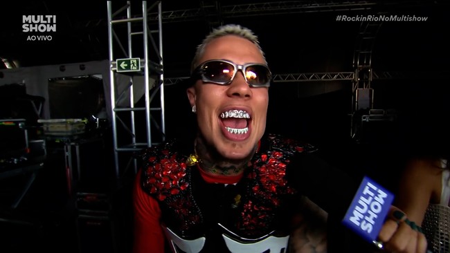 MC Daniel usa dentes de diamante com pedras de esmeralda no show do ...
