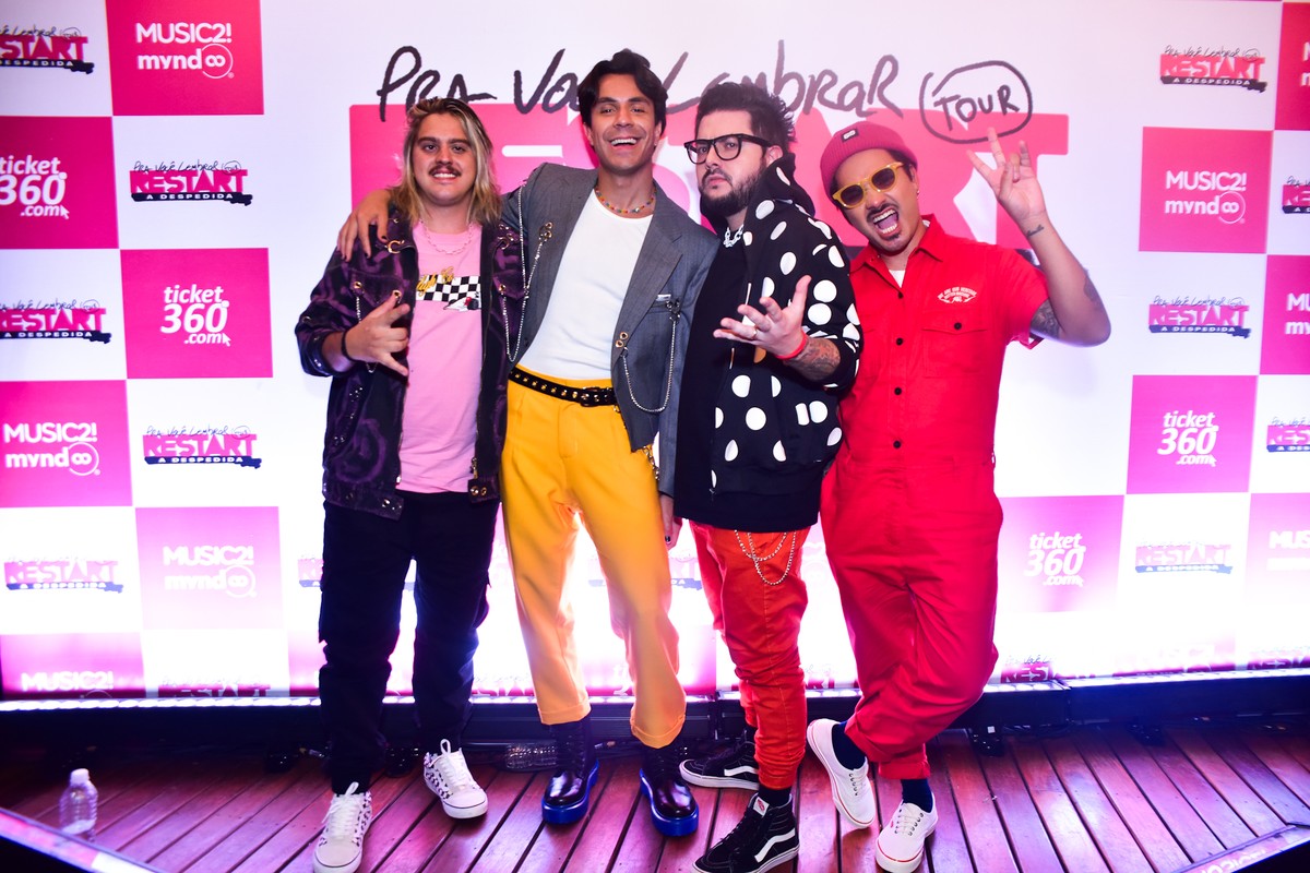 Restart volta aos palcos: relembre o estilo irreverente e colorido da ...