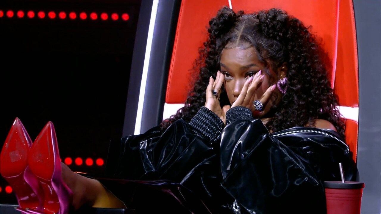 IZA se emociona e chora durante apresentação do seu time no The Voice ...