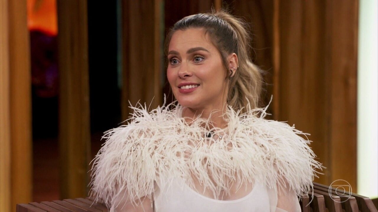 Carolina Dieckmann fala da importância de 'Laços de Família' e chora ao ...