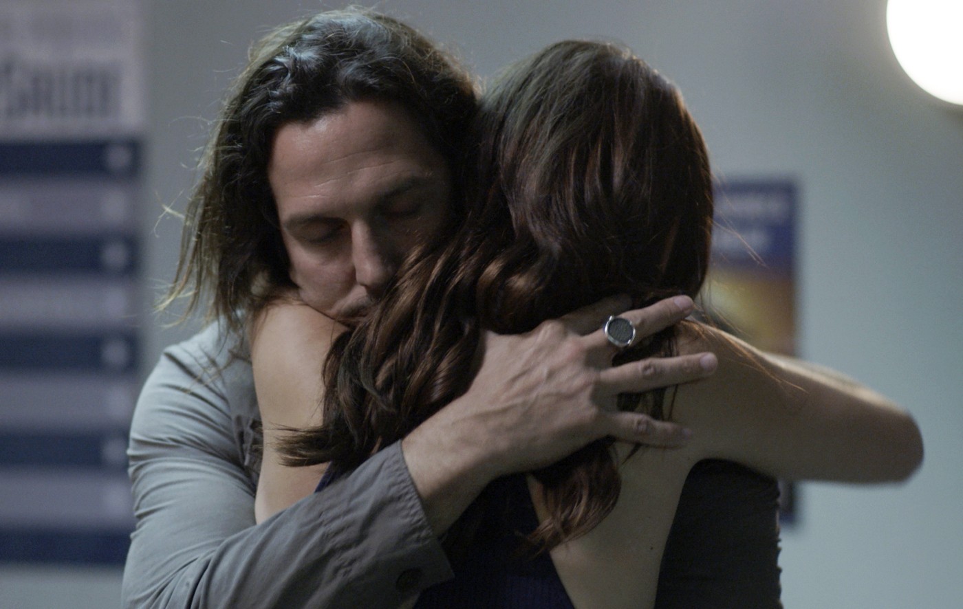 Júlia se joga nos braços de Gui ao vê-lo chegar ao hospital | Gshow