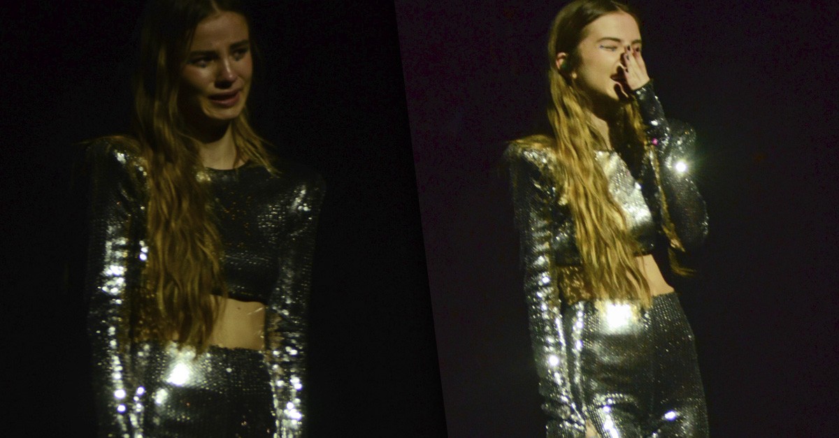 Giulia Be chora em show com presença da família na plateia | Gshow