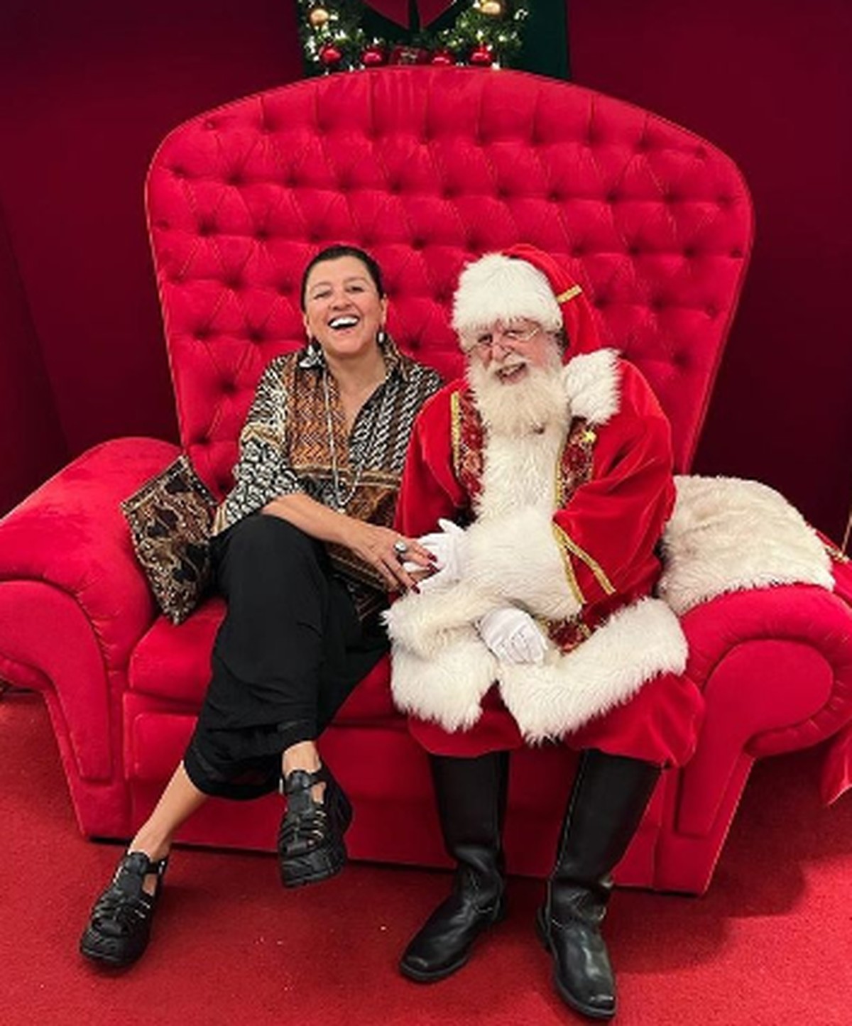 Regina Casé mostra foto que tirou com Papai Noel a pedido dele ...