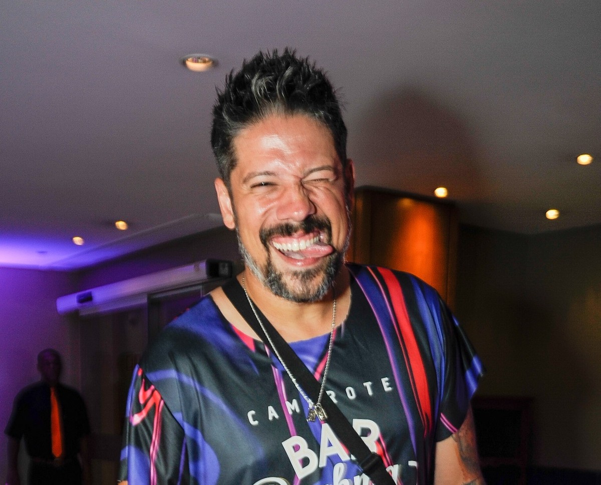 Recém-solteiro, Phelipe Siani curte Desfile das Campeãs em São Paulo | Carnaval | gshow