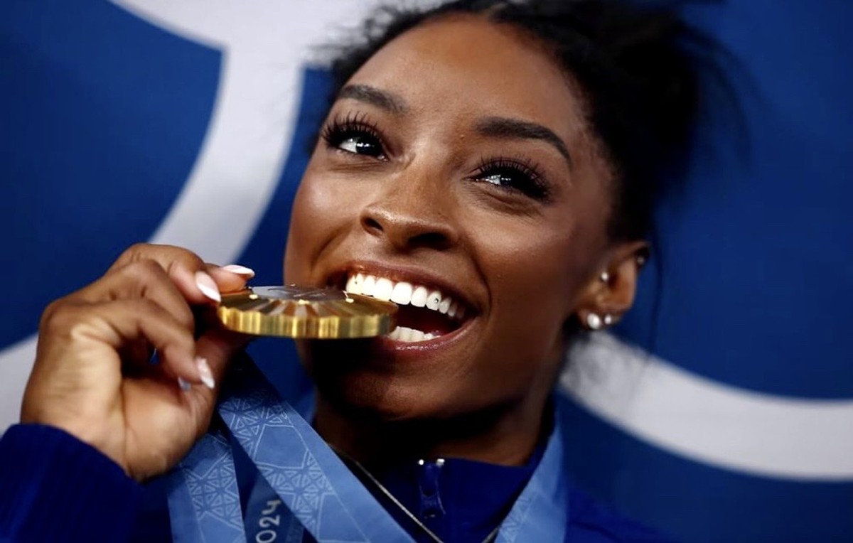 Simone Biles usa piercing, joia dental feita de diamante; veja detalhes ...