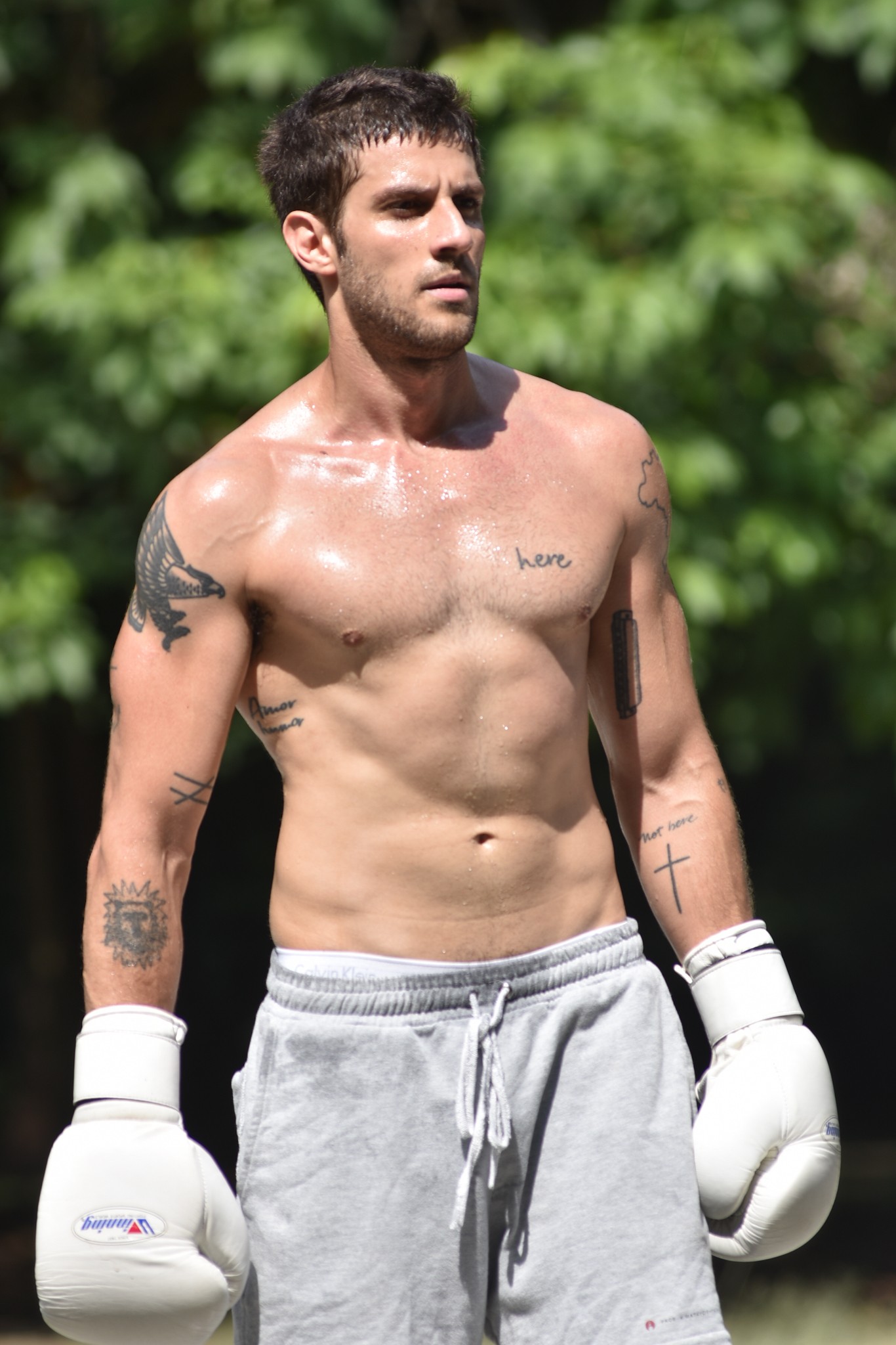 Chay Suede mostra corpo forte durante treino de boxe em São Paulo | Gshow