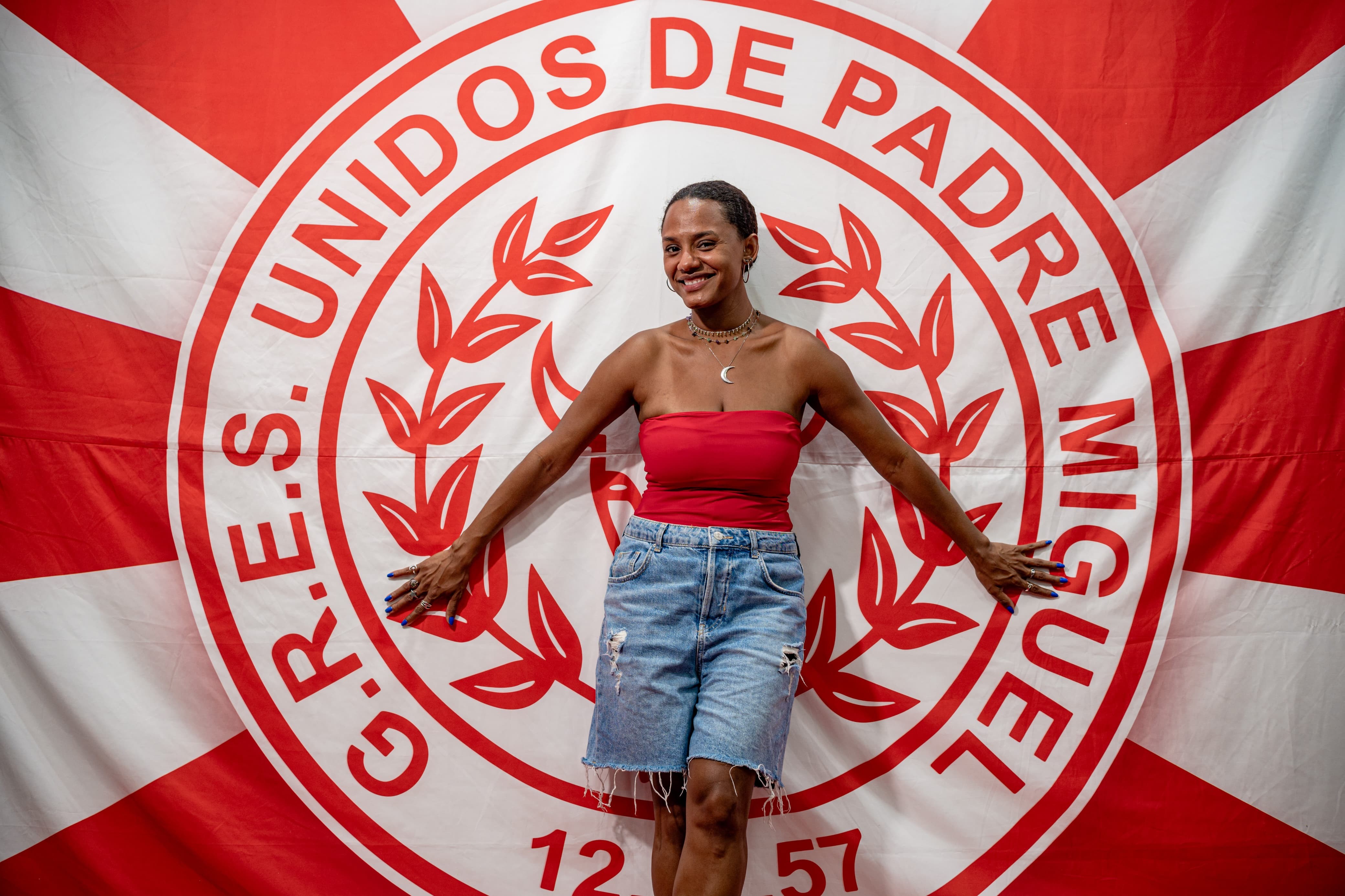 Jéssica Ellen visita barracão da Unidos de Padre Miguel e confirma ...