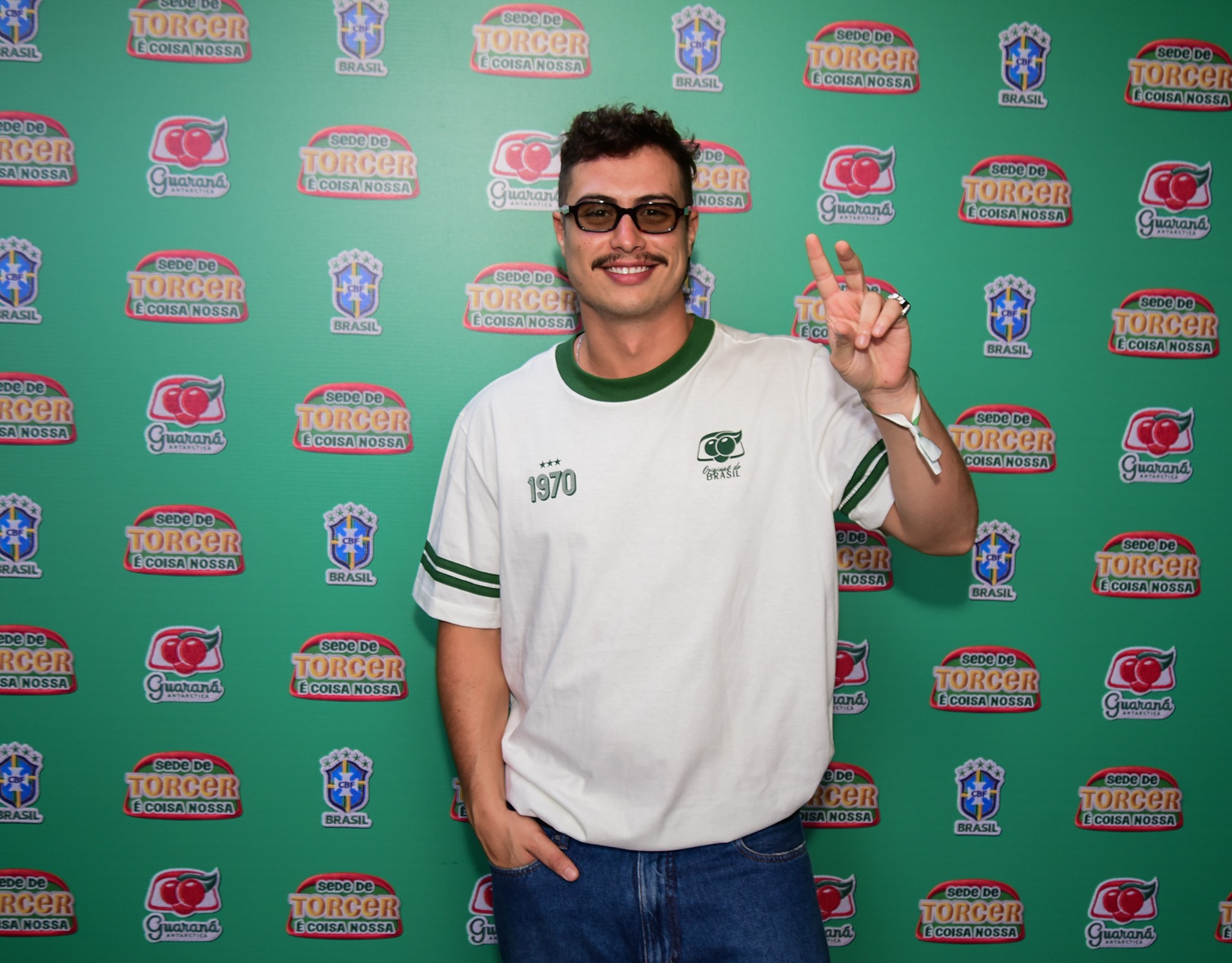 Famosos aproveitam domingo em ritmo de copa com blusas da seleção ...