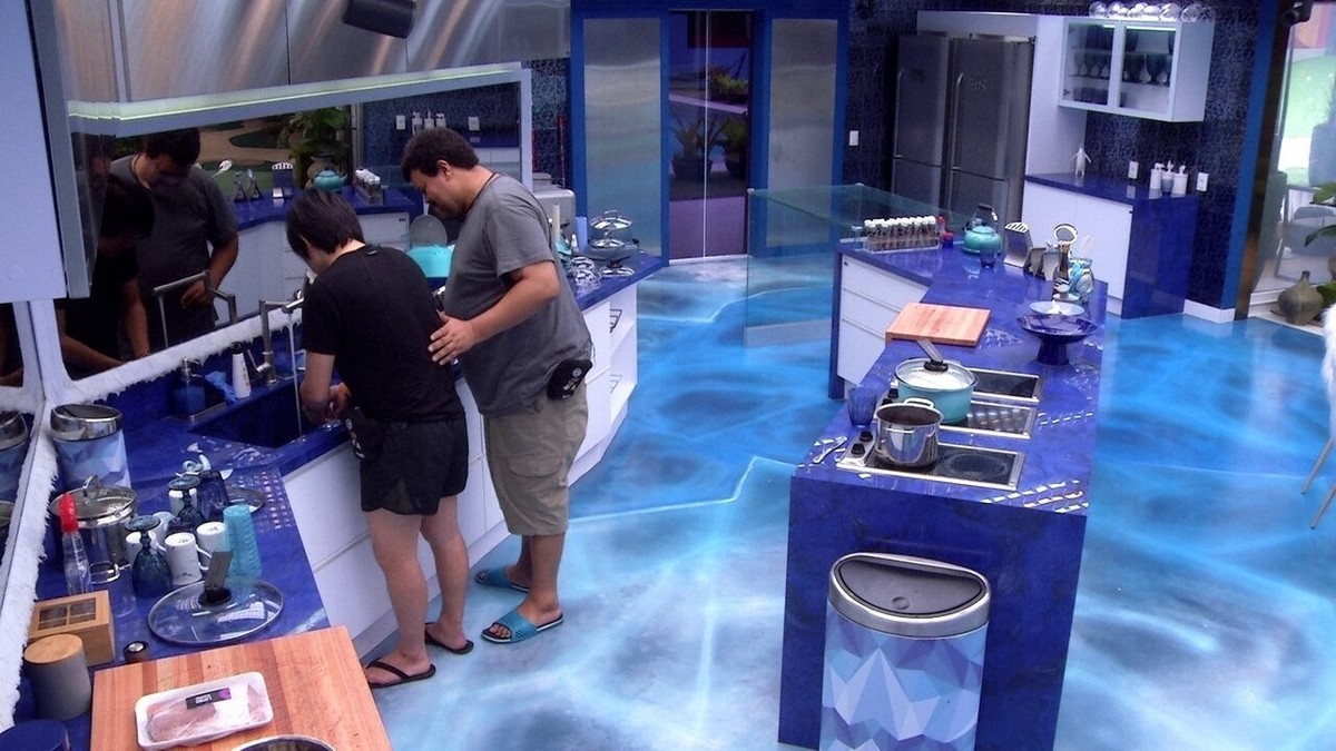 Babu pede que Pyong pare de lavar a louça e vá dormir | casa bbb | gshow