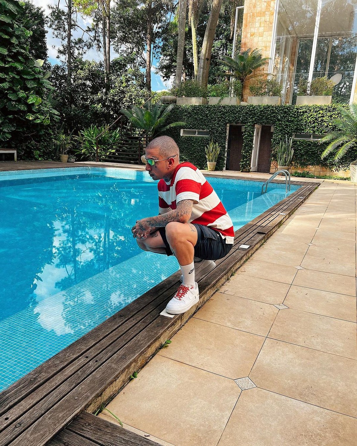 Guimê posta frase reflexiva em foto à beira da piscina: 'Não tem como ...